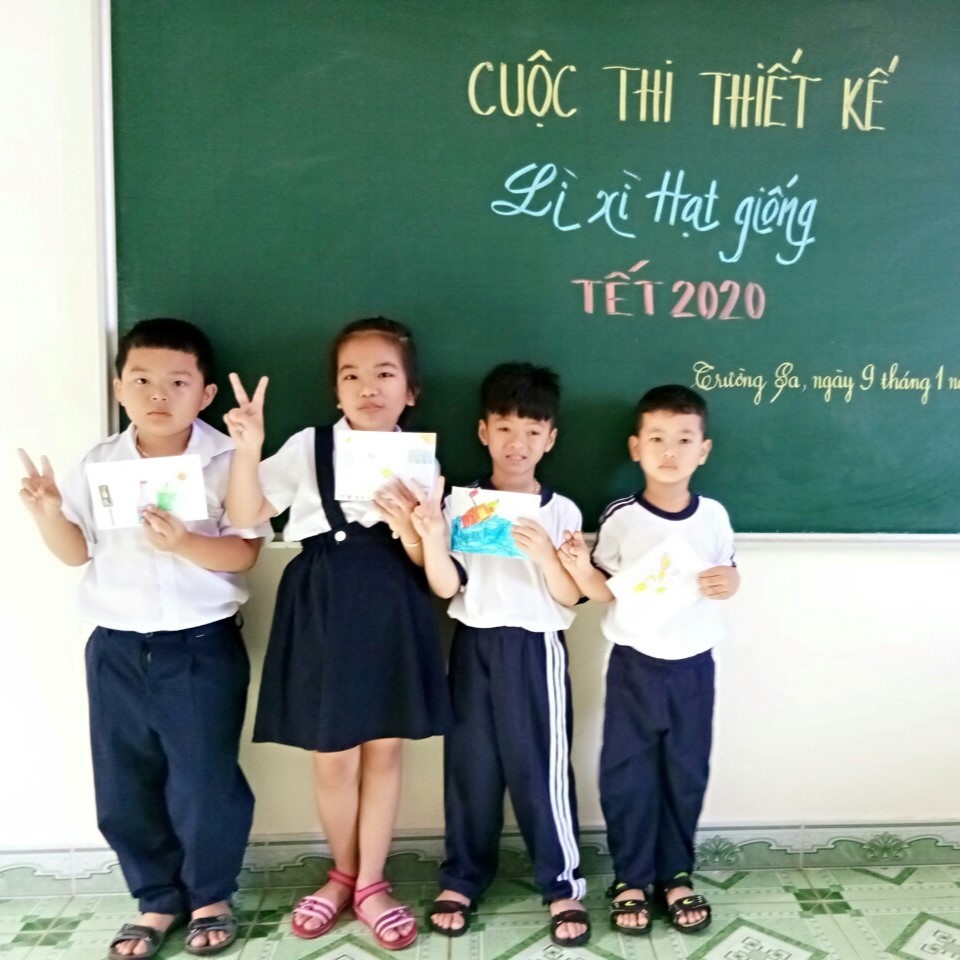 Báo Giáo dục và Thời đại: Trường Sa: Các em nhỏ háo hức lần đầu tặng Lì ...