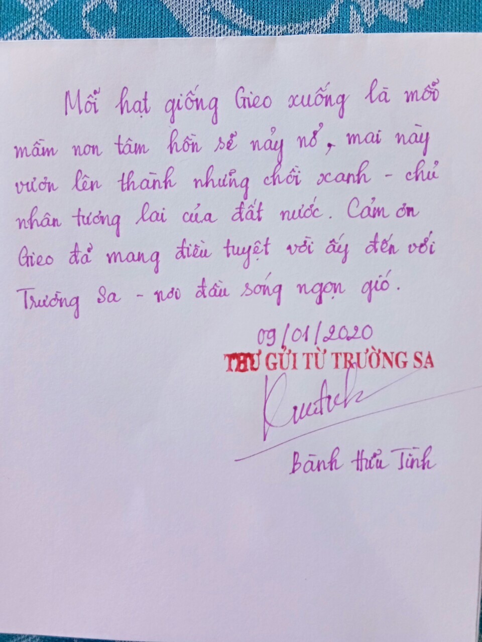 Báo Giáo dục và Thời đại: Trường Sa: Các em nhỏ háo hức lần đầu tặng Lì ...
